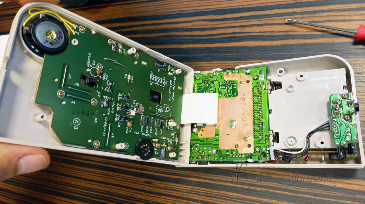 Repair of GameBoy monitor vertical lines - Amedeo Valoroso
