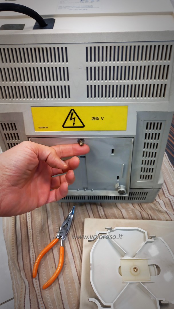 Disassembly and cleaning of the IBM 8513 monitor - Amedeo Valoroso